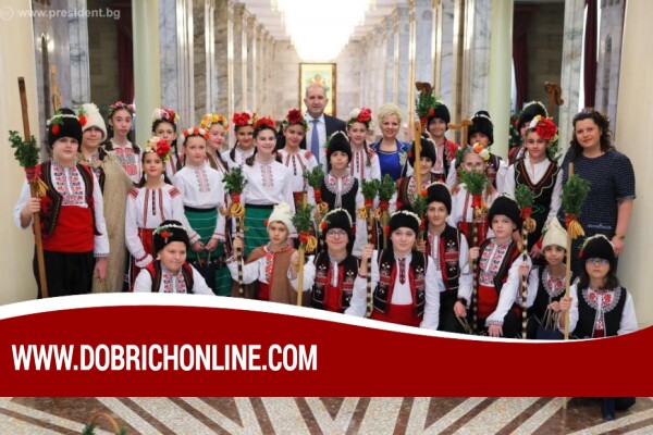Държавният глава поздрави ученици, представили народния обичай ...